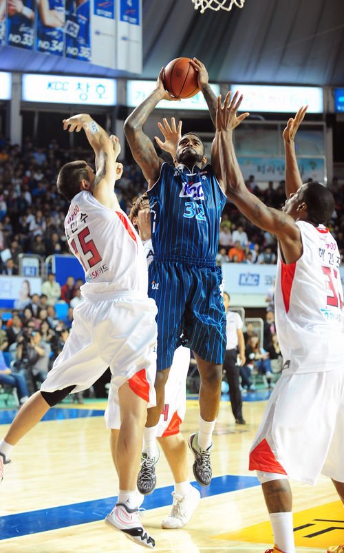 '타일러 골밑장악' KCC, SK 꺾고 2연승 : 네이트 스포츠