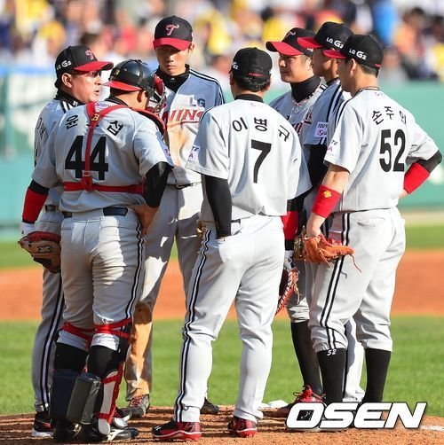 [PO3] '악몽 3회' LG, PS 한 이닝 최다 실책 타이 : 네이트 스포츠