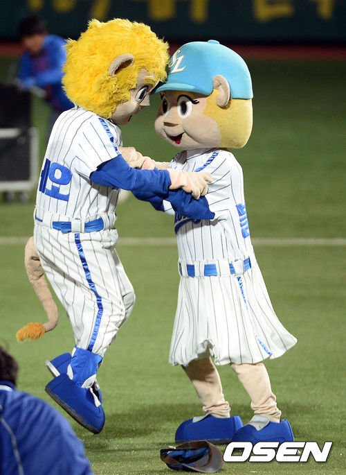 [사진]삼성 마스코트,'KS 우승은 우리도 기뻐~' : 네이트 스포츠