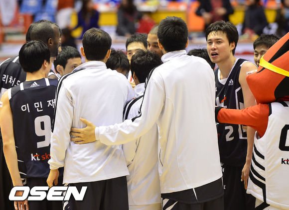[사진]KCC를 상대로 역전승한 KT, 3위로 점프!' : 네이트 스포츠