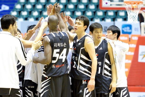 KT, SK 잡고 '통신사 라이벌전' 승리…LG는 KCC 대파(종합) : 네이트 스포츠