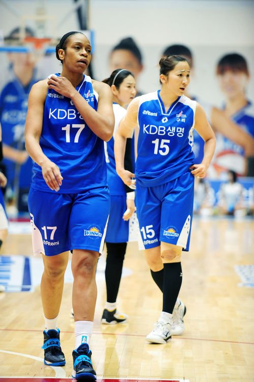 '티나 27점' KDB생명, 삼성생명 꺾고 공동 3위 : 네이트 스포츠