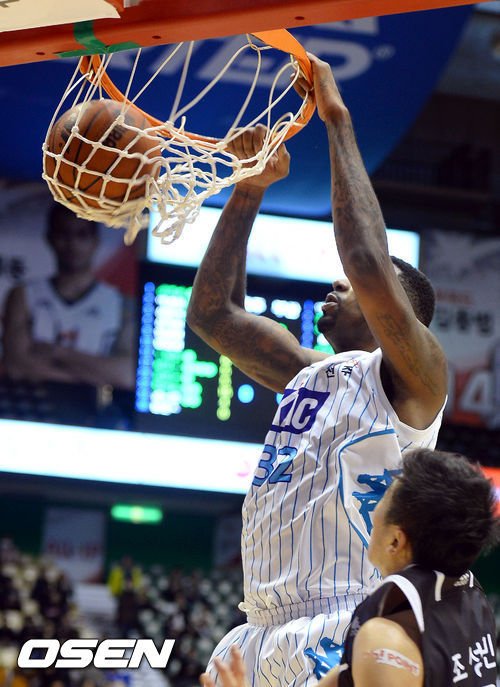 '윌커슨 30점 폭발' KCC 공동 6위, KT 4연패 수렁 : 네이트 스포츠