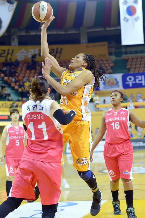 '커리 28득점' KB, 연패탈출…KDB 5연패 : 네이트 스포츠