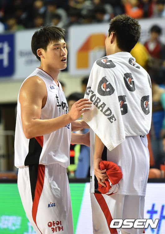 [사진]최현민-오세근,'KGC 2연승 성공!' : 네이트 스포츠