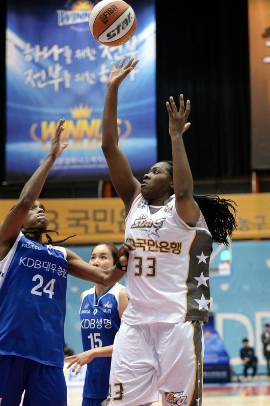 '스트릭렌 22점, KB스타즈, KDB생명 격파 : 네이트 스포츠