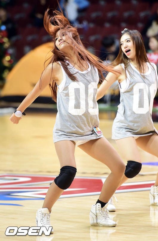 [사진]KGC 치어리더 강윤이,'신나게 머릿결 휘날리며' : 네이트 스포츠
