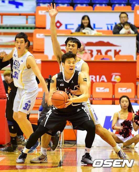 [사진]KCC 김태홍,'어떻게든 뺏고 싶었어' : 네이트 스포츠