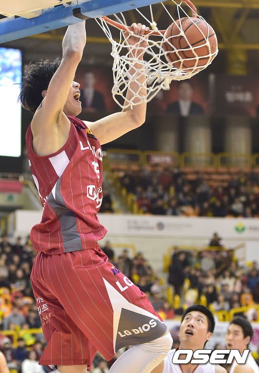 '김종규 맹활약' LG, 6강 PO 진출까지 1승…KGC 제압 : 네이트 스포츠