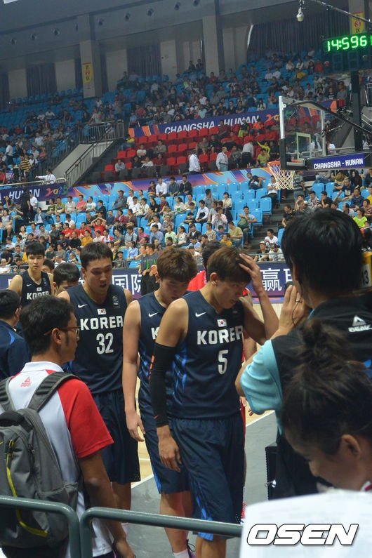 [서정환의 사자후] '스쳐도 파울' KBL, FIBA 기준과 거리 멀다 : 네이트 스포츠