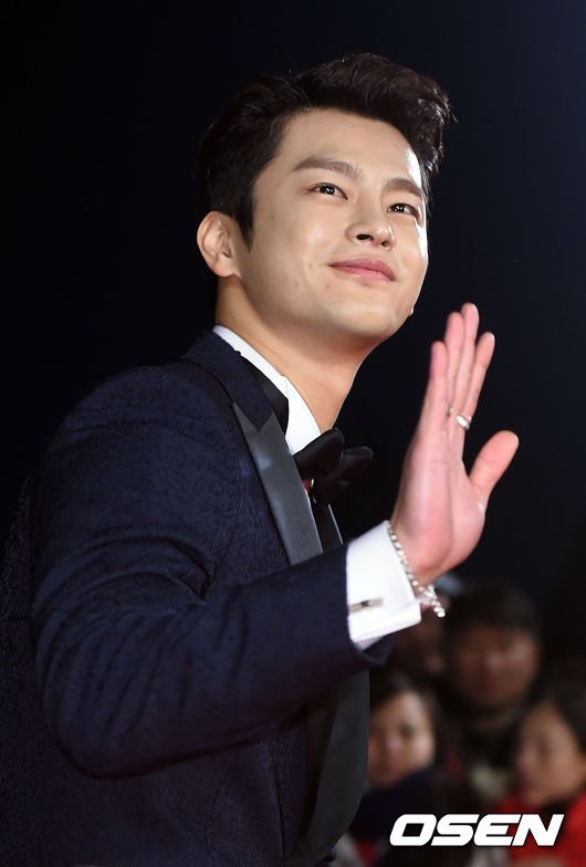 [사진]서인국,'여심 흔드는 손 짓'(2015 KBS 연기대상) : 네이트 뉴스