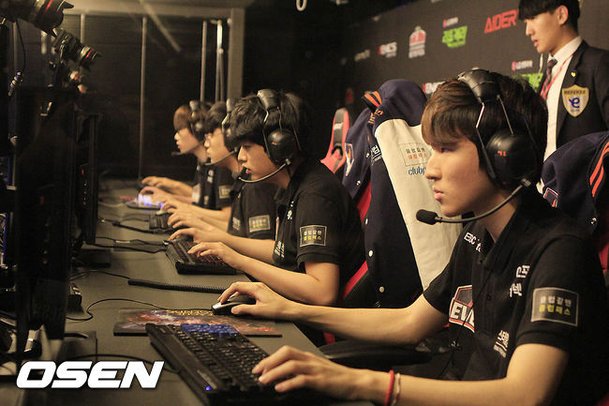 [LOL KeSPA컵] 디펜딩 챔프 ESC 에버, 롤드컵 완전체 삼성 꺾고 4강 : 네이트 스포츠