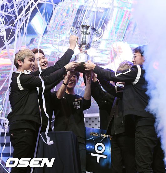 [사진]ROX, LOL KeSPA컵, 우승 트로피 번쩍!' : 네이트 스포츠