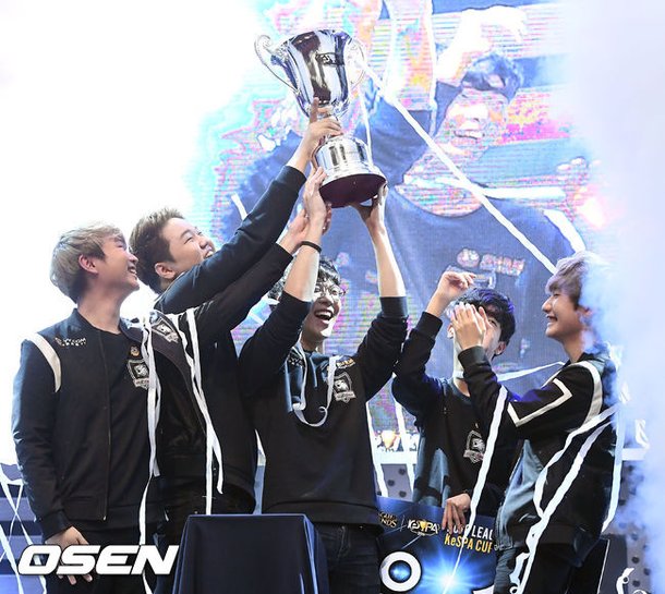 [사진]LOL KeSPA컵 우승 트로피를 들어올리는 ROX : 네이트 스포츠