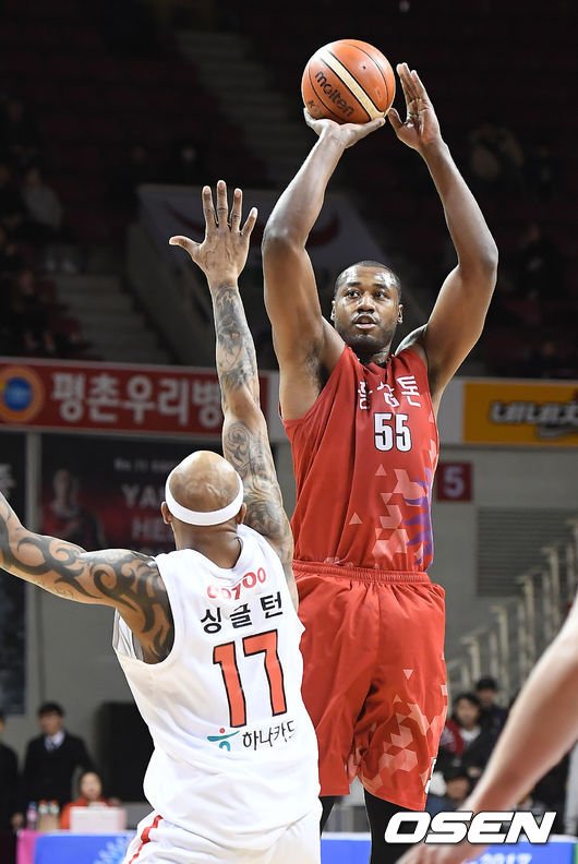 '사이먼-사익스 폭발' KGC, SK 꺾고 4연승+홈 8연승 : 네이트 스포츠