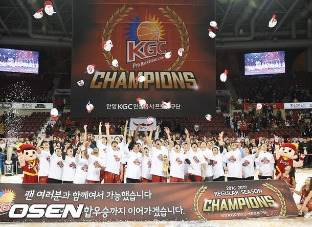 [사진]KGC,'다함께 모자를 날리며 정규리그 우승 자축' : 네이트 스포츠