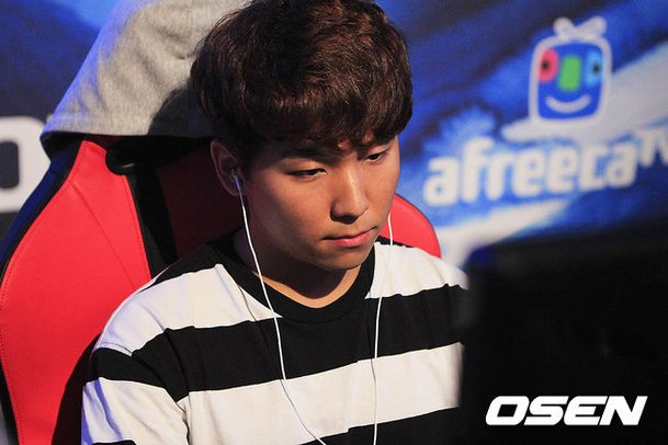 [GSL] '10전 11기' 박령우, 어윤수 꺾고 생애 첫 코드S 8강 진출 : 네이트 스포츠