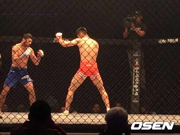 [로드FC 042] 장익환, '완벽 파운딩'으로 아바소프에 2R TKO승 : 네이트 스포츠