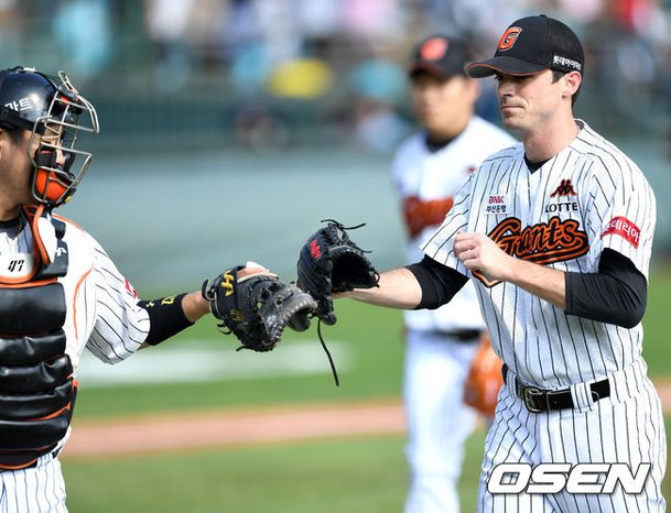 [준PO2] '5⅓이닝 무실점' 레일리, 2차전 MVP 선정 : 네이트 스포츠