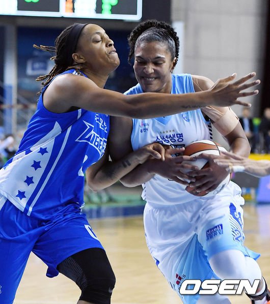 '외국선수 두 명 투입' WKBL, 3쿼터가 분수령 : 네이트 스포츠