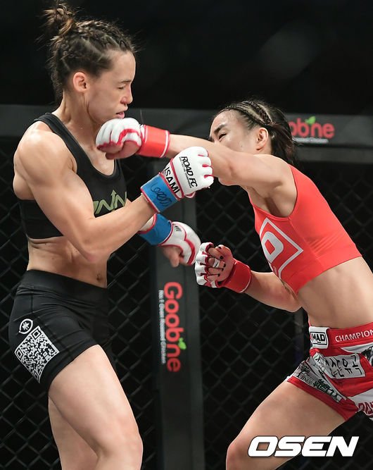 [로드FC 045 XX] '왼손 원펀치' 함서희, 아톰급 타이틀 1차방어 성공 : 네이트 스포츠