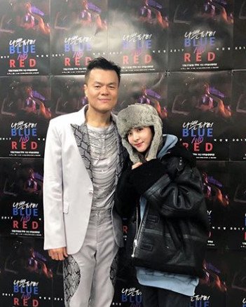 SHOT!]"갓진영 선배님"…산다라박, JYP 옆에 선 수줍미소 : 네이트 연예