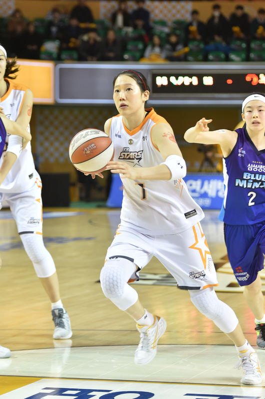 '강아정 22득점' KB, 2연승 질주…KDB생명 12연패 : 네이트 스포츠