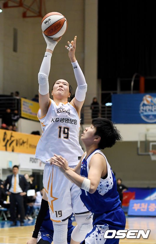 '강아정 22득점' KB, 2연승 질주…KDB생명 12연패 : 네이트 스포츠