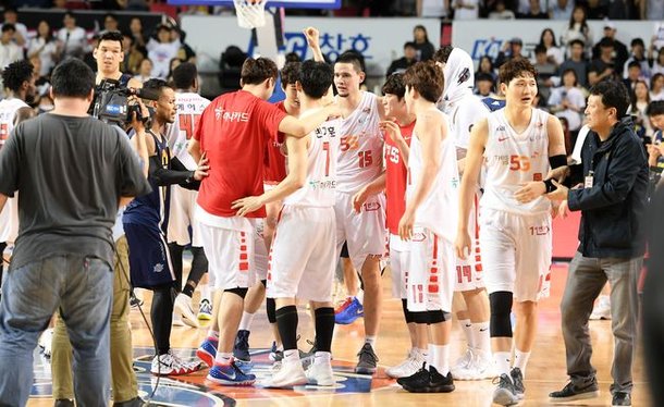 '5시즌 만의 챔프전 진출' SK, DB와 사상 첫 챔프전 격돌 : 네이트 스포츠