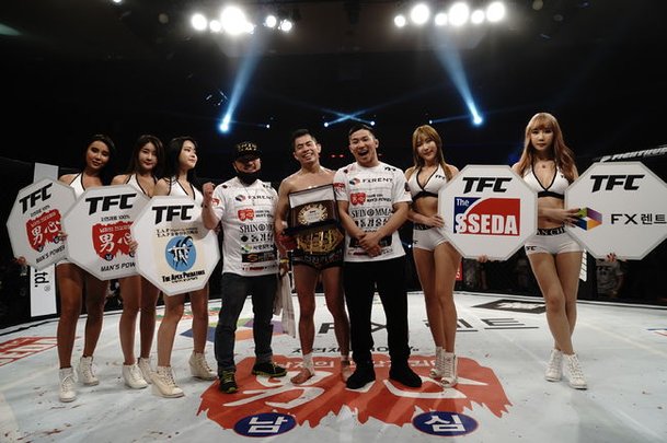 TFC챔프 황영진 "약속 지켰다…벨트와 함께 새로운 시작" : 네이트 스포츠