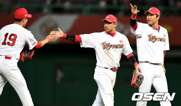 '김강민 연타석포+김태훈 호투' SK, NC 5연승 저지 : 네이트 스포츠