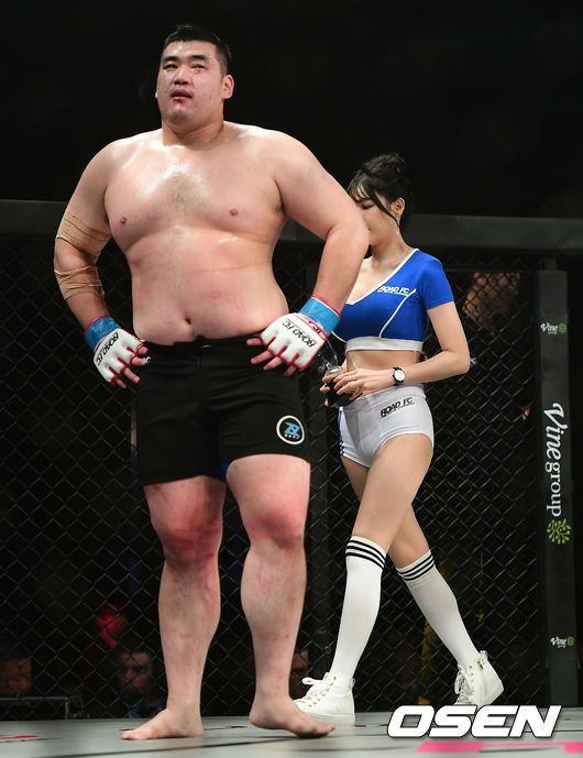 '괴력 레슬러' 심건오, 23초만에 '싱어송 파이터' 허재혁 TKO [로드FC 050] : 네이트 스포츠