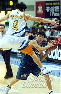 KT&G, KCC 꺾고 막판 추격전...PO 불씨 '활활' : 네이트 뉴스