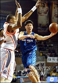 [프로농구 PO] KCC, KTF 꺾고 먼저 1승...4강 확률 "94.44" : 네이트 뉴스