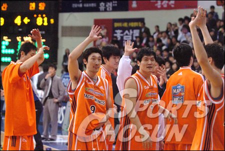 [프로농구] KTF, '역전 드라마'...KT&G 꺾고 2연승 '4강 진출' : 네이트 뉴스