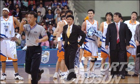 [프로농구] KTF, '역전 드라마'...KT&G 꺾고 2연승 '4강 진출' : 네이트 뉴스