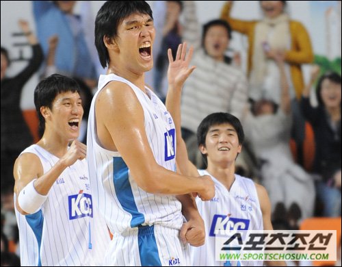 KCC, 2시간30분 혈투 끝 KT&G 꺾고 5연승 '단독 1위' : 네이트 뉴스