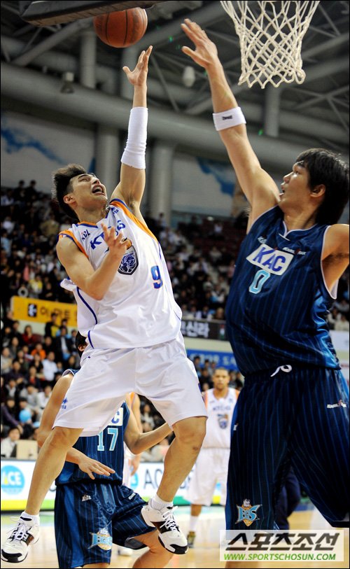 주희정의 KT&G, 하승진 앞세운 KCC 눌러 : 네이트 스포츠