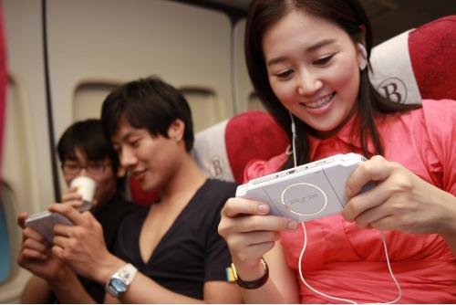 SCEK, "비행기 타면 PSP 빌려드려요" 이색 마케팅 화제 : 네이트 뉴스