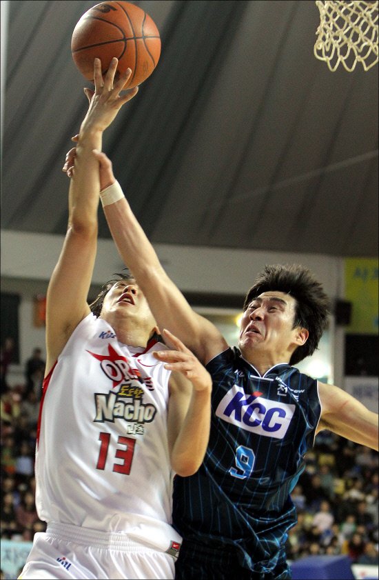 KCC, 오리온스 잡고 4연승 질주 : 네이트 스포츠