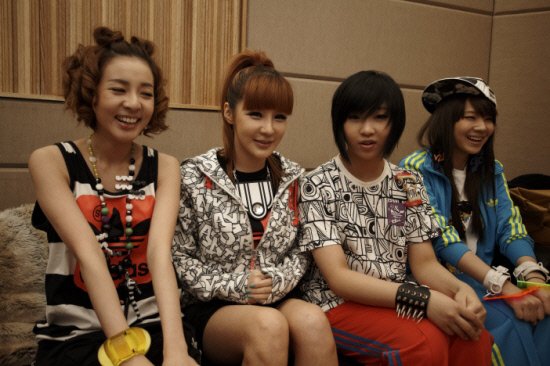 2NE1, 5연타석 올킬 가능할까? '어글리' 발표 앞두고 관심 폭발 : 네이트 뉴스