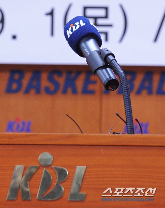 [포토스토리] 한선교 KBL 총재, '마이크만 보면 버릇이' : 네이트 스포츠