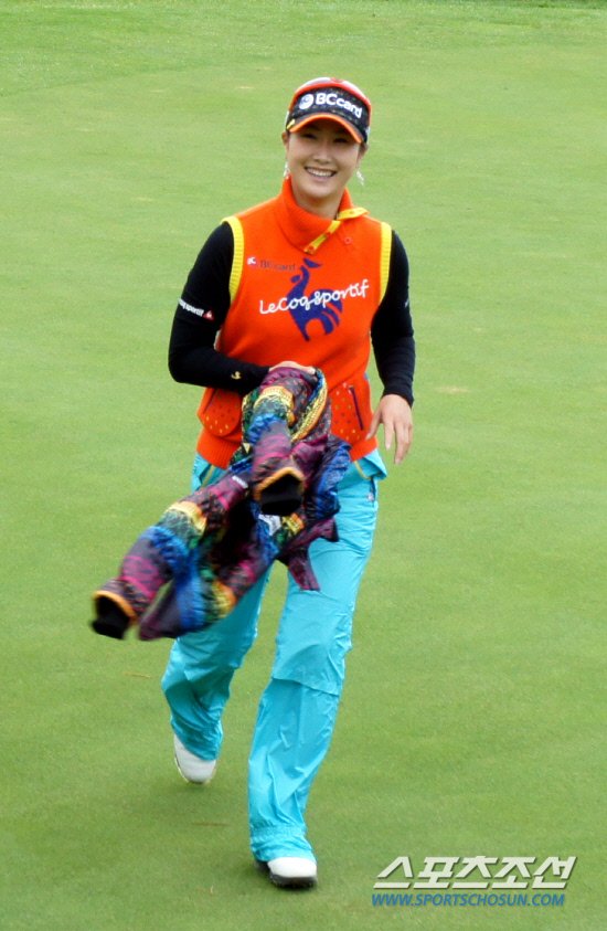 김하늘. KLPGA 유소년 골프클리닉서 원포인트 레슨 : 네이트 스포츠