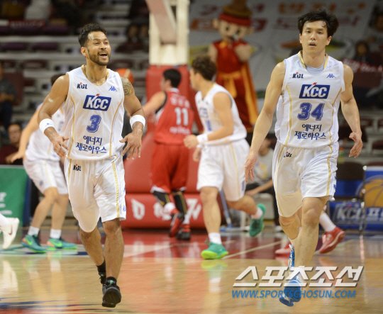 '홈 4연승 신바람' KCC, SK 3연패 늪에 빠뜨리다 : 네이트 스포츠
