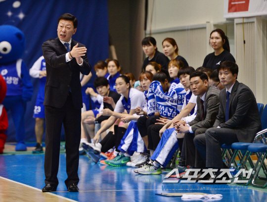 KDB생명, 갈 길 바쁜 KEB하나은행에 고춧가루 : 네이트 스포츠