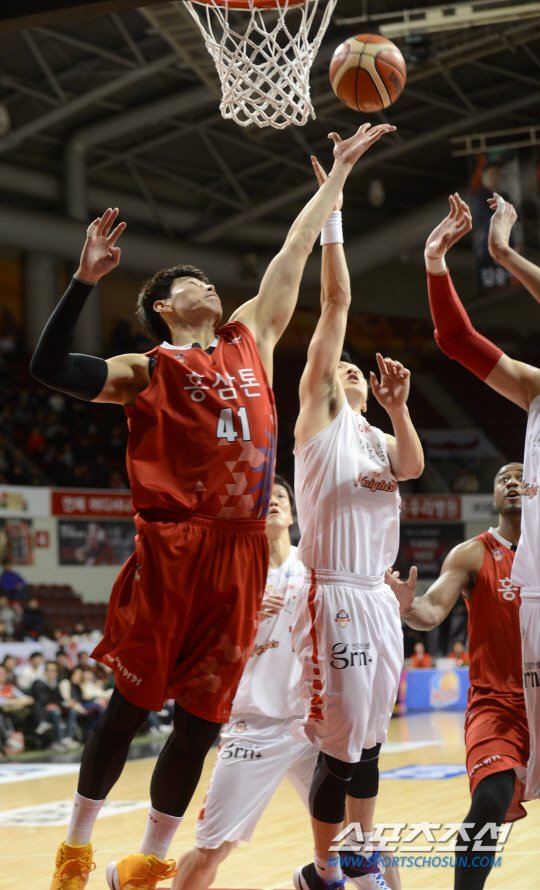 오세근-사이먼 41P-29R 합작, KGC 4연승 질주 : 네이트 스포츠