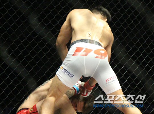 [ROAD FC]'t소방관' 신동국의 실력은 진짜였다. 이마이에 1라운드 TKO : 네이트 스포츠