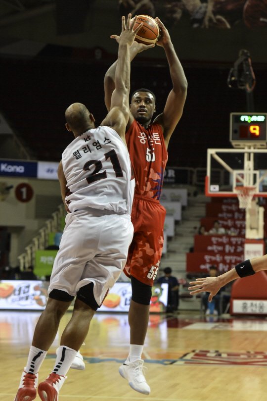 KGC 오세근-사이먼, '높이 열세' kt에 공포였다 : 네이트 스포츠
