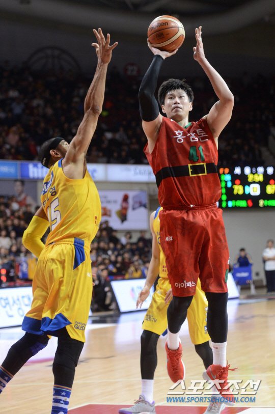 KGC 비상, 오세근 심한 감기 몸살로 LG전 결장 : 네이트 스포츠