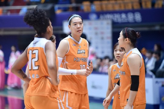 [WKBL 개막특집]우리은행의 7연패냐, 박지수의 KB스타즈냐 : 네이트 스포츠